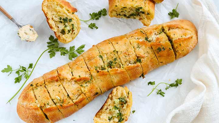 طرز تهیه نان سیر خانگی با نان باگت؛ خوشمزه و فوری مجله اکالا