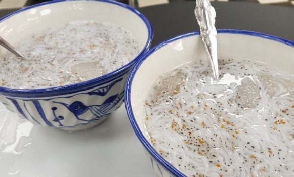 طرز تهیه فالوده یزدی با نشاسته؛ پیشنهادی عالی برای روزهای گرم - مجله اکالا