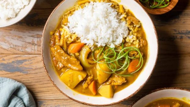 طرز تهیه خورش کاری ژاپنی، خوشمزه و آسان - مجله اکالا