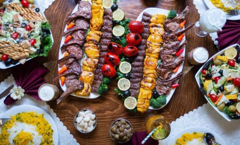 ایده‌های جذاب برای چیدمان میز شام ایرانی در مهمانی‌ها - مجله اکالا