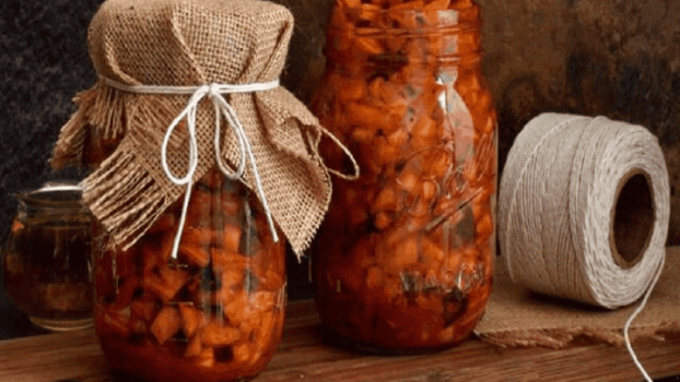 طرز تهیه ترشی خرمالو کال؛ یک دستور عالی برای پاییز - مجله اکالا