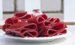 طرز تهیه لواشک انار و زرشک؛ ترش، خوش‌رنگ و خانگی - مجله اکالا